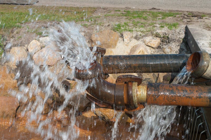 Pompend water stock foto. Image of glanzen, pomp, bassin - 24634136