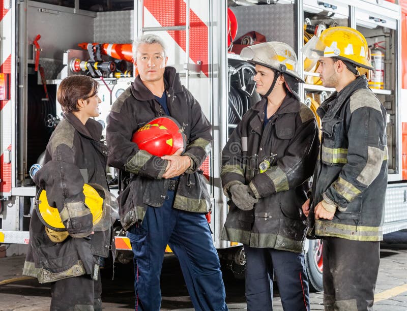 Firewoman Sicuro Che Sta Alla Caserma Dei Pompieri Immagine Stock ...
