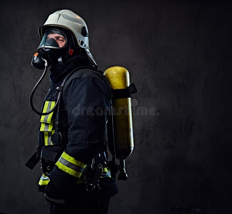 Pompiere Vestito in Uniforme Ed in Una Maschera Di Ossigeno Immagine ...