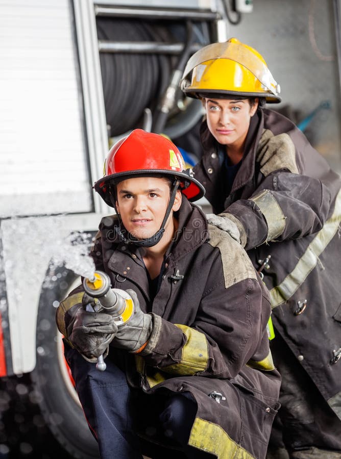 Pompieri Che Praticano Alla Caserma Dei Pompieri Immagine Stock ...