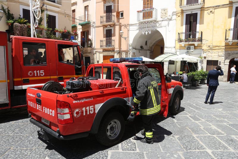 I Pompieri Italiani Scalano Sui Firetrucks Durante L'emergenza ...