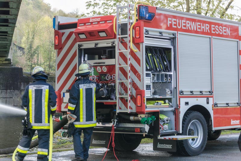Pompieri in Uniforme Durante L'addestramento Fotografia Editoriale ...