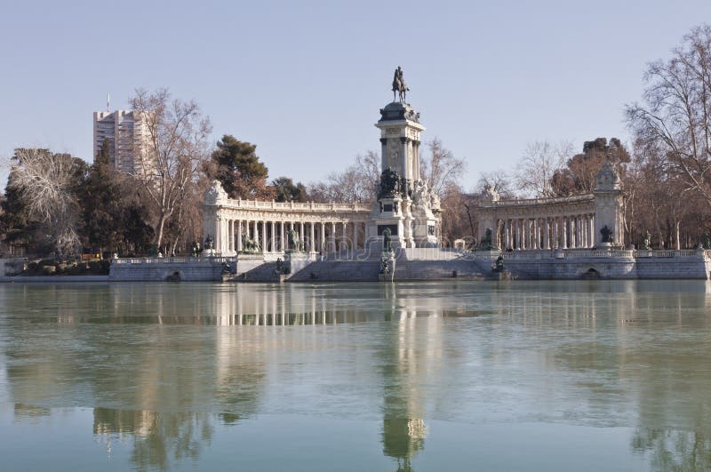 Pond Retiro Park in Madrid stock image. Image of calm - 23370613