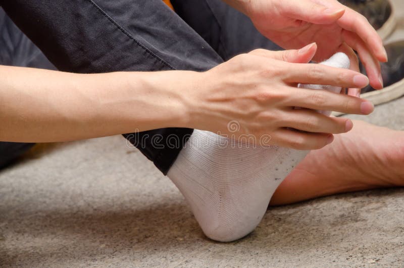 Hombre Que Pone Calcetines En Su Primer De Los Pies En Dormitorio Foto ...