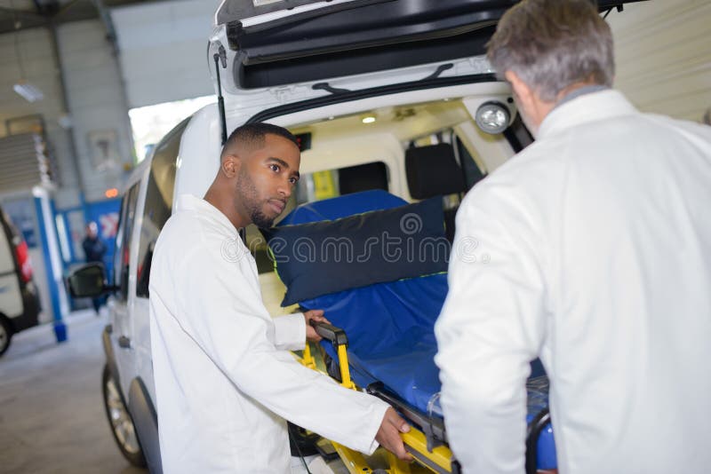 Poner La Cama En Ambulancia Foto de archivo - Imagen de ambulancia ...