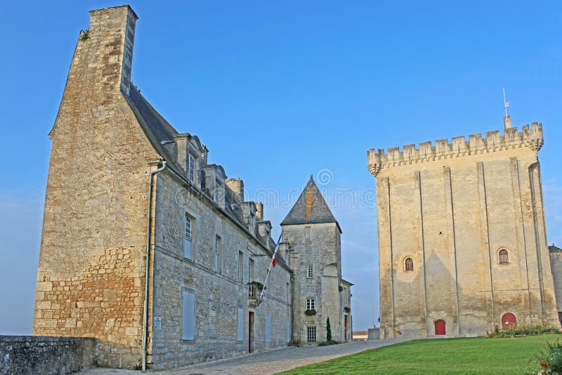 Pons Castle, France image stock. Image du touriste, château - 71294039