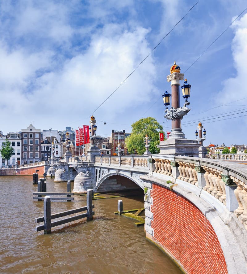 Pont Antique Fleuri Dans La Vieille Ville D'Amsterdam. Photo stock ...