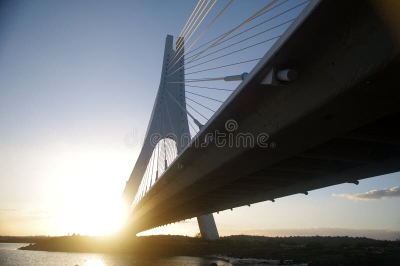 Le Pont Câble-resté a Suspendu Sur Des Câbles Un Jour Ensoleillé Image ...