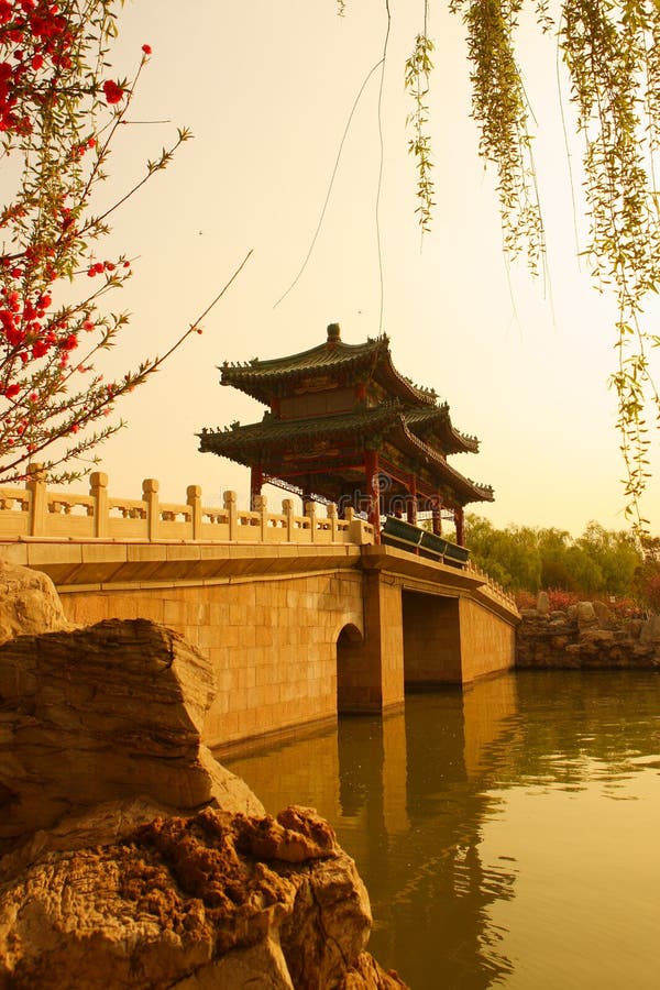 Pont Chinois De Voûte Dans Le Lac Image stock - Image du accroissement ...