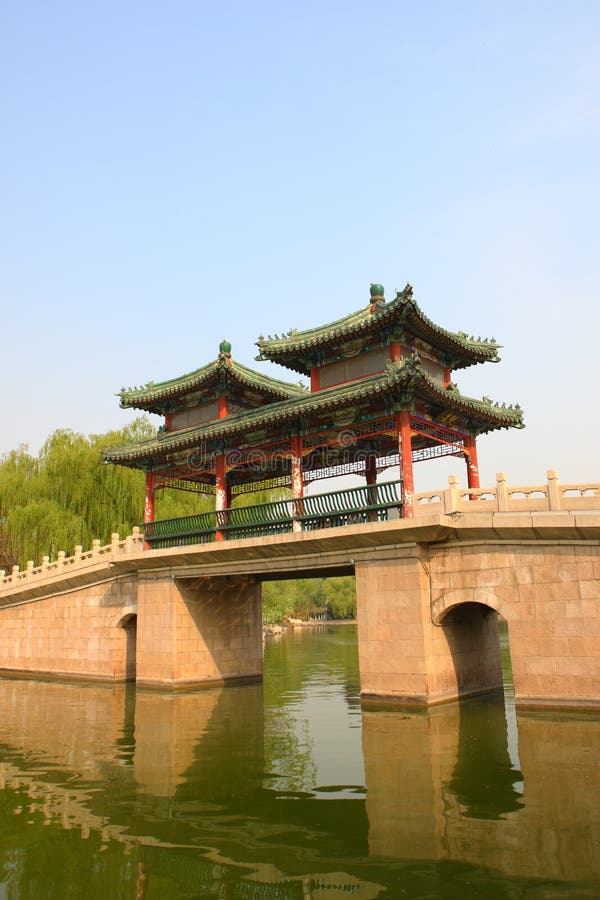Ponts Couverts Chinois, Qiao D'arc-en-ciel Image stock - Image du ...