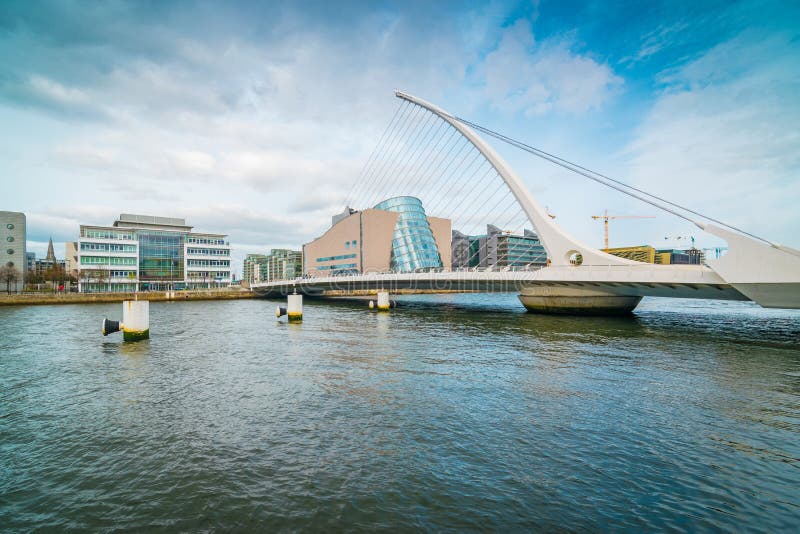 Pont de Dublin - Irlande photographie éditorial. Image du docklands ...