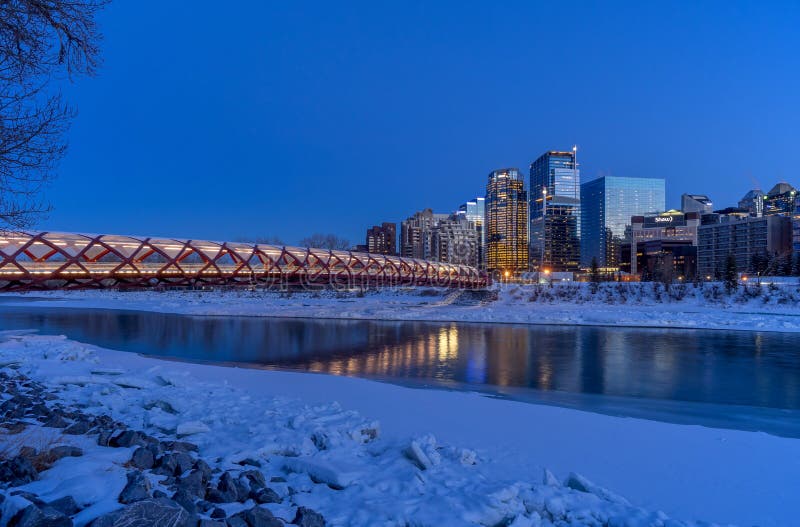 Passerelle De La Paix De Calgary Image stock éditorial - Image du ...