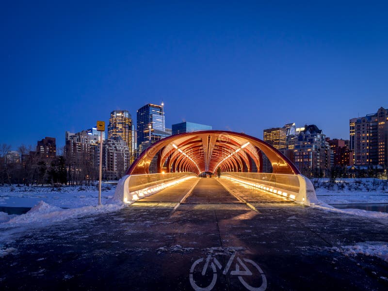 Pont Et Horizon De La Paix De Calgary La Nuit Image stock éditorial ...