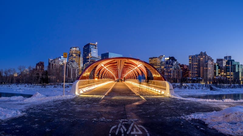 Passerelle De La Paix De Calgary Image stock éditorial - Image du ...