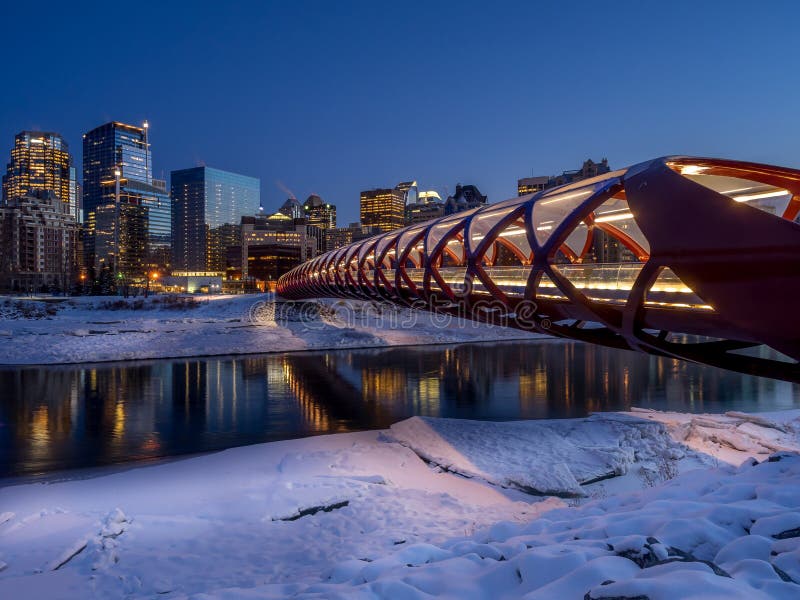 Pont Et Horizon De La Paix De Calgary La Nuit Image stock éditorial ...