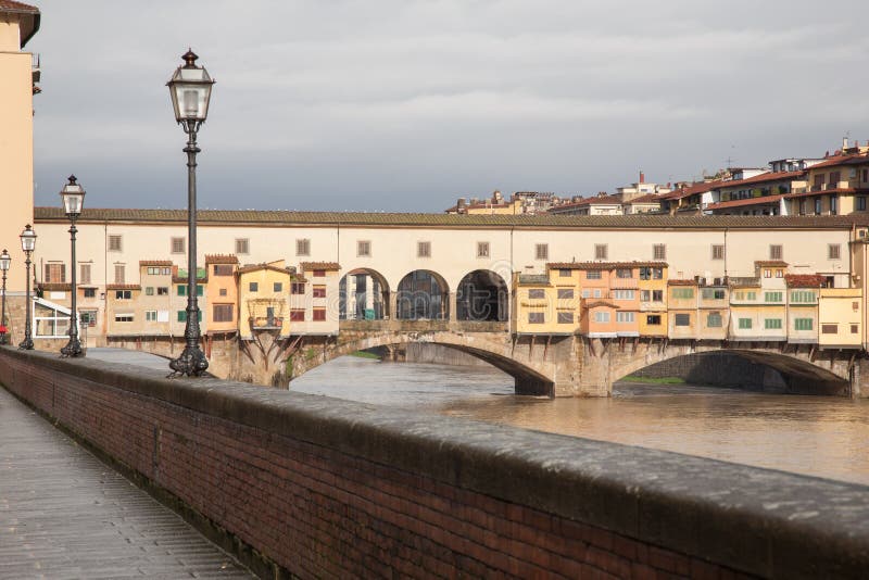 Pont De Ponte Vecchio Et Lampadaire, Florence Photo stock - Image du ...