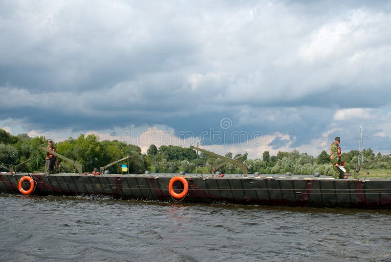 Pont De Ponton Militaire PMP-M Image éditorial - Image du nuages ...