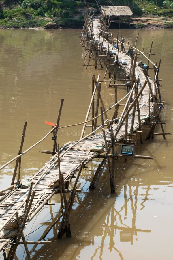 Pont En Bambou Dans Luang Prabang Image stock - Image du bambou, fleuve ...