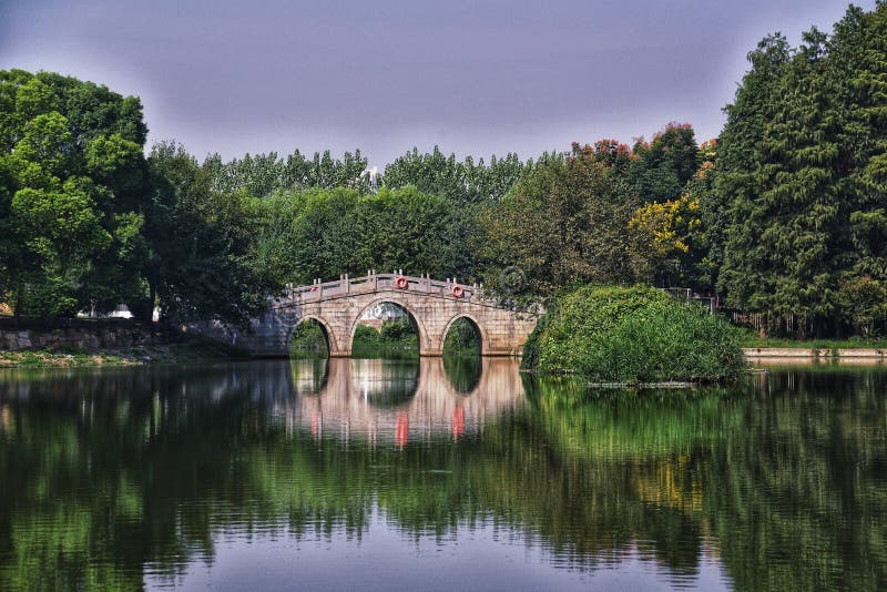 Pont en pierre chinois photo stock. Image du chinois - 257676690