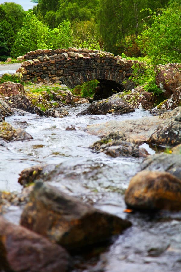 Pont En Pierre Dans Le Secteur De Lac Photo stock - Image du nature ...