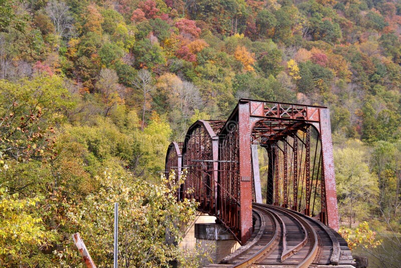 Pont en train image stock. Image du automne, occidental - 24163341