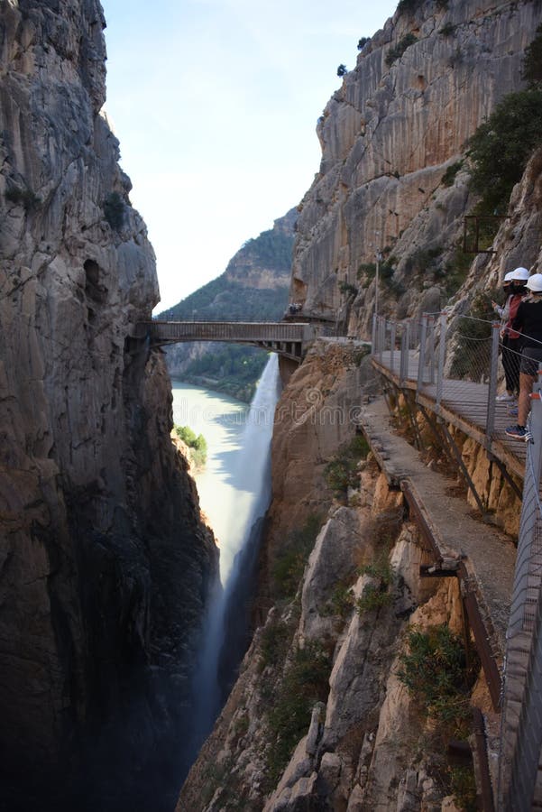 Pont Entre Falaises Ou Rochers Image stock - Image du scénique, roches ...