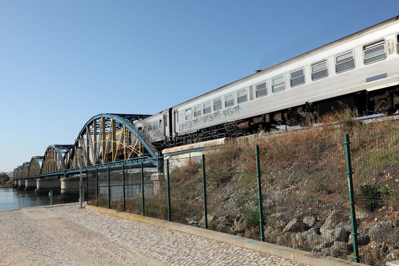 Pont et train en fer photo stock. Image du portugais - 15430502