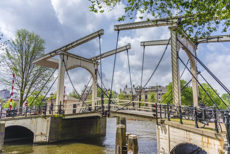 Pont-levis d'Amsterdam image stock. Image du ville, acier - 14032113