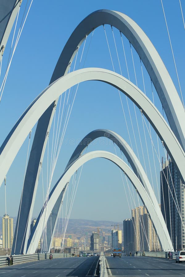 Pont en arc moderne image stock. Image du paysage, scénique - 38457715