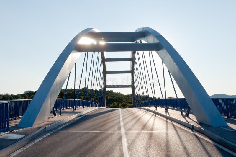 Pont moderne en route image stock. Image du construction - 30599783