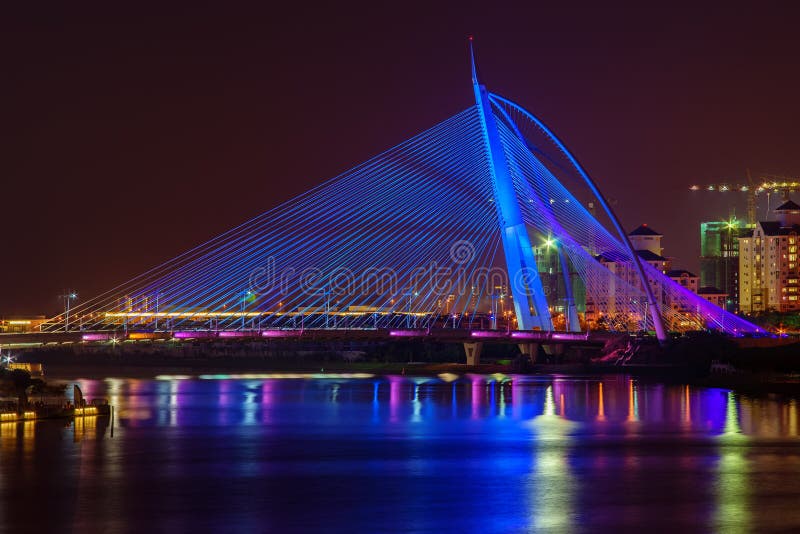 Pont moderne vu la nuit image stock. Image du sunrise - 58390187