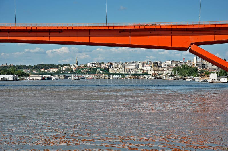 Pont rouge de ville photo stock. Image du horizontal - 48599570