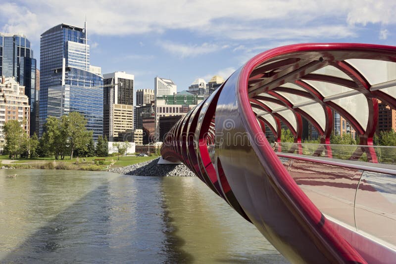 Pont Et Horizon De La Paix De Calgary La Nuit Image stock éditorial ...