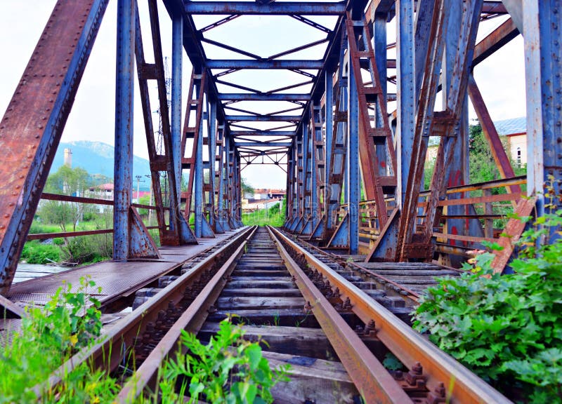 Ponte Antiga Do Ferro Do Trem Sobre O Rio Foto de Stock - Imagem de ... Ponte Antiga Do Ferro Do Trem Sobre O Rio Foto de Stock - Imagem de ...