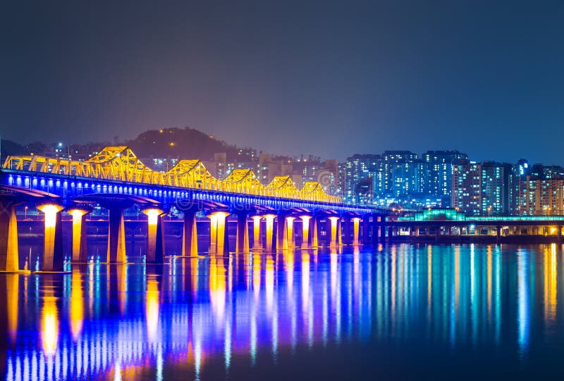 Ponte Attraverso Il Fiume Han A Seoul Immagine Stock - Immagine di ...