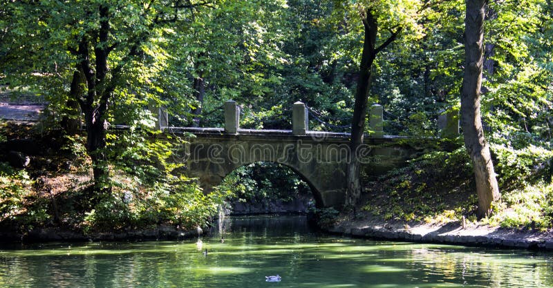 Ponte Con Le Inferriate Sopra Il Fiume in Parco Sotto Gli Alberi Uman ... Ponte Con Le Inferriate Sopra Il Fiume in Parco Sotto Gli Alberi Uman ...