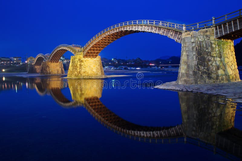 Ponte De Kintai Na Cidade De Iwakuni No Outono Do Japão Imagem de Stock ...