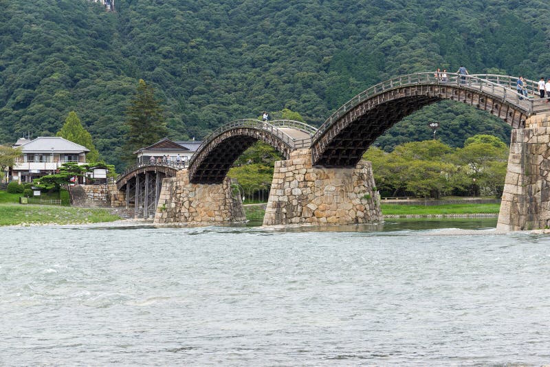 Ponte De Kintai Sobre O Rio De Nishiki Em Iwakuni, Imagem de Stock ...