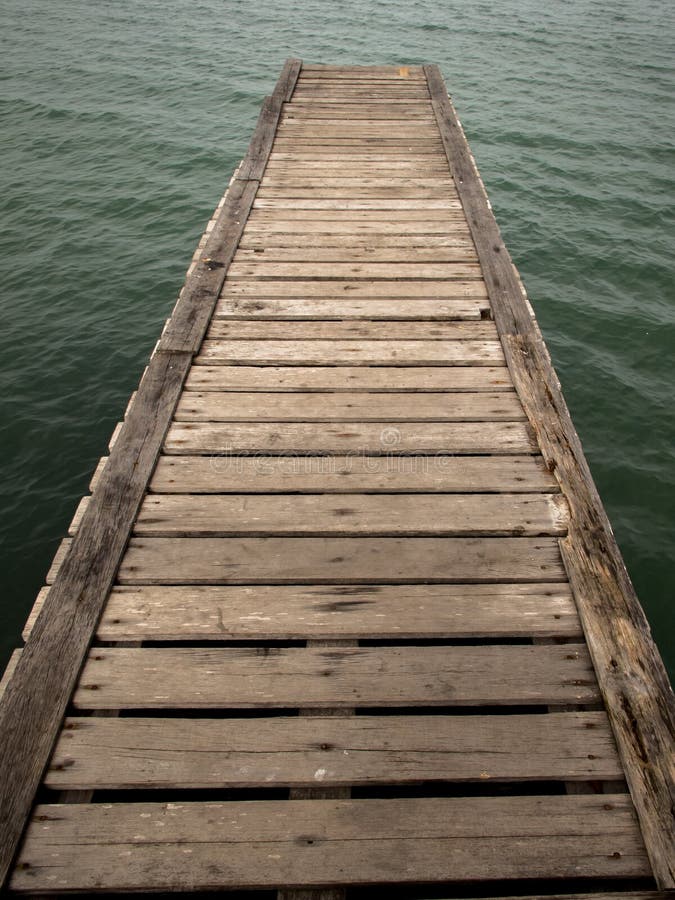 Ponte De Madeira Da Praia Ao Mar, Close Up Imagem de Stock - Imagem de ...