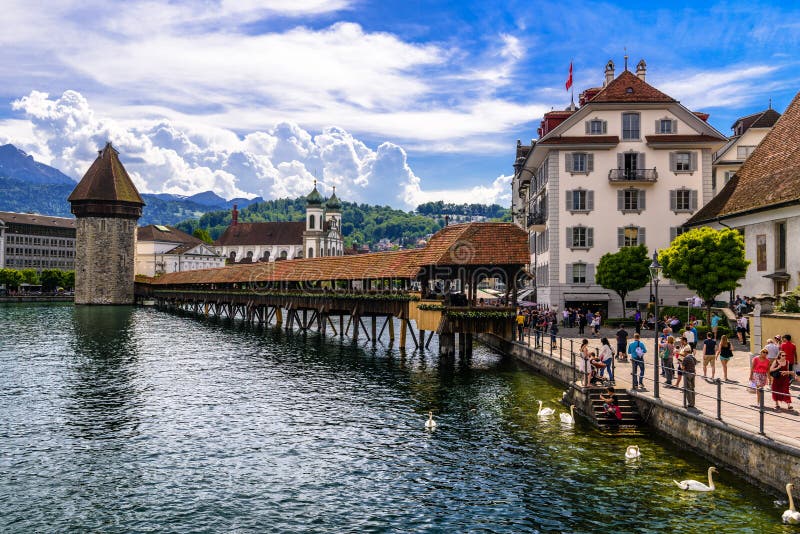 Centro Storico Di Lucerna Con Le Alpi Famose Della Montagna E Dello ...