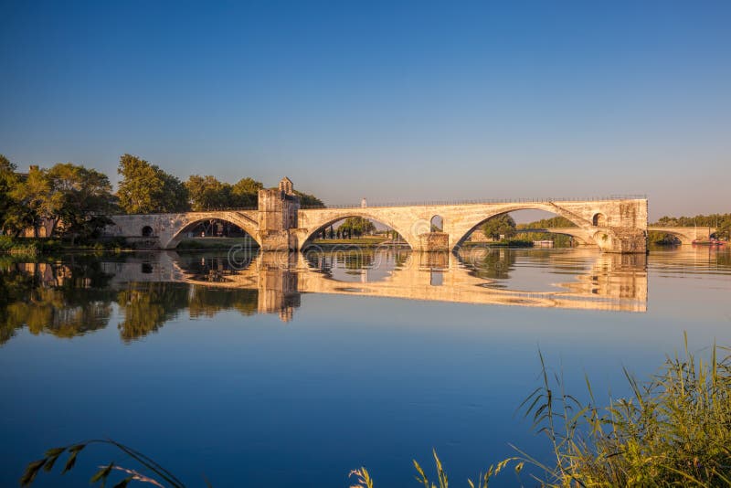 Ponte Di Avignone Con Il Fiume Rodano Al Tramonto, San-Benezet Di Pont ...