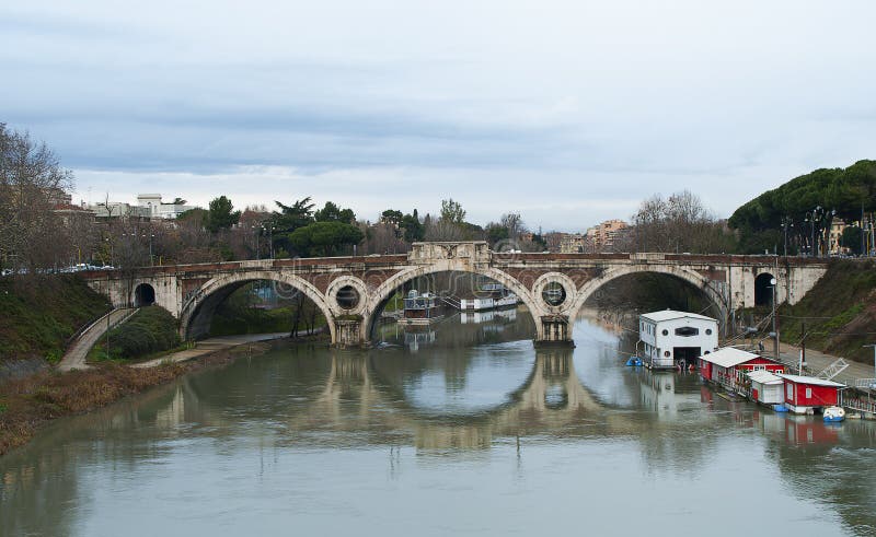 Ponte Di Giacomo Matteotti Sul Fiume Del Tevere a Roma Immagine Stock ...