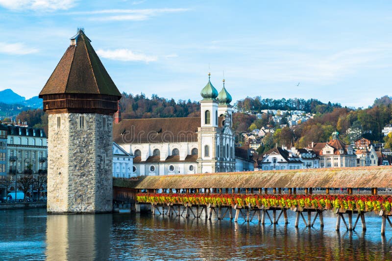 Ponte Di Legno Della Cappella E Vecchia Città Di Lucerna, Svizzera ...
