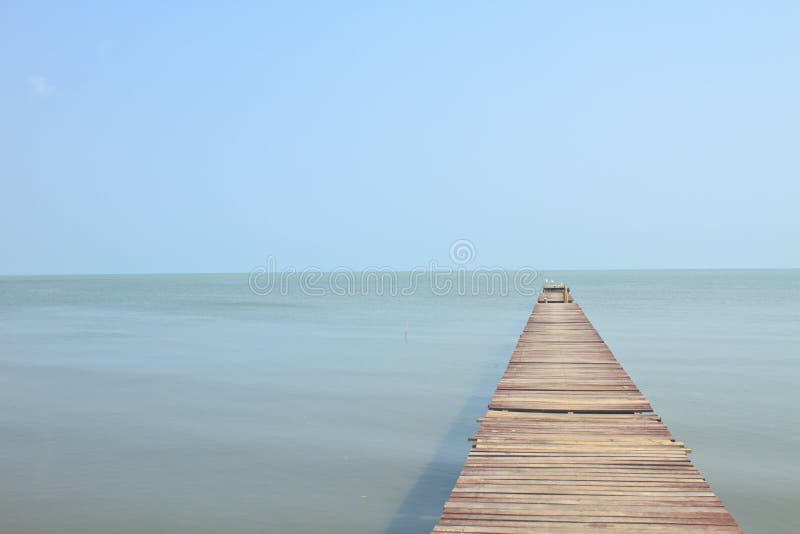 Ponte di legno nel mare fotografia stock. Immagine di radura - 38157906