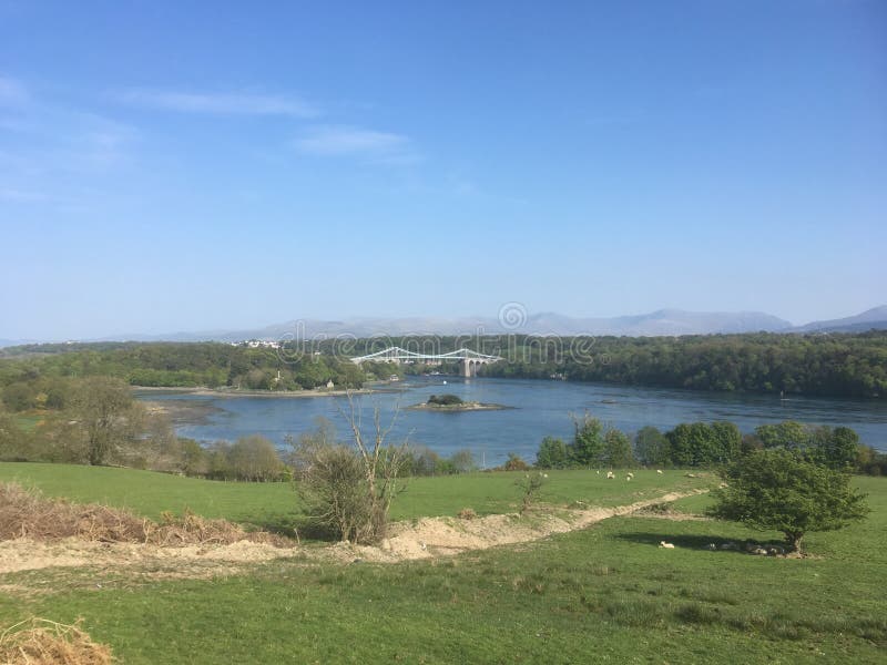 Vista Del Ponte Sospeso Di Menai Dall'isola Della Chiesa, Isola Di ...