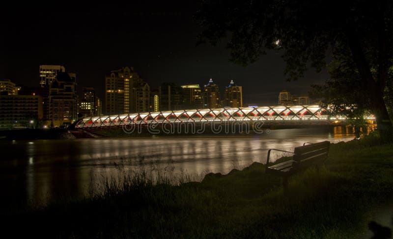 Ponte Di Pace Di Calgary a Sunrise Fotografia Editoriale - Immagine di ...