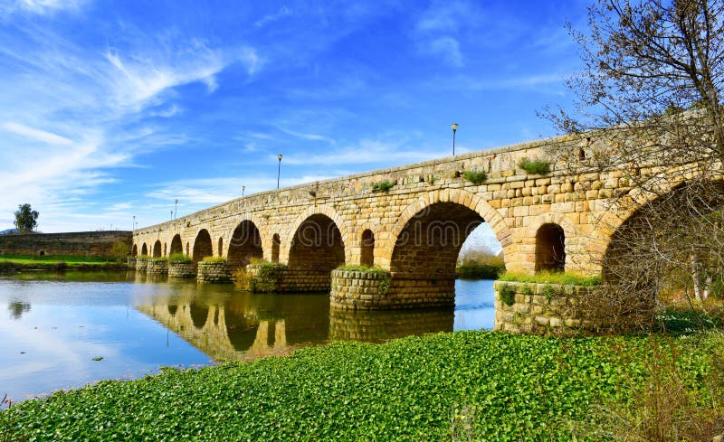 Ponte Romana Antiga Sobre O Rio De Guadiana, Em Merida, Espanha Foto de ...