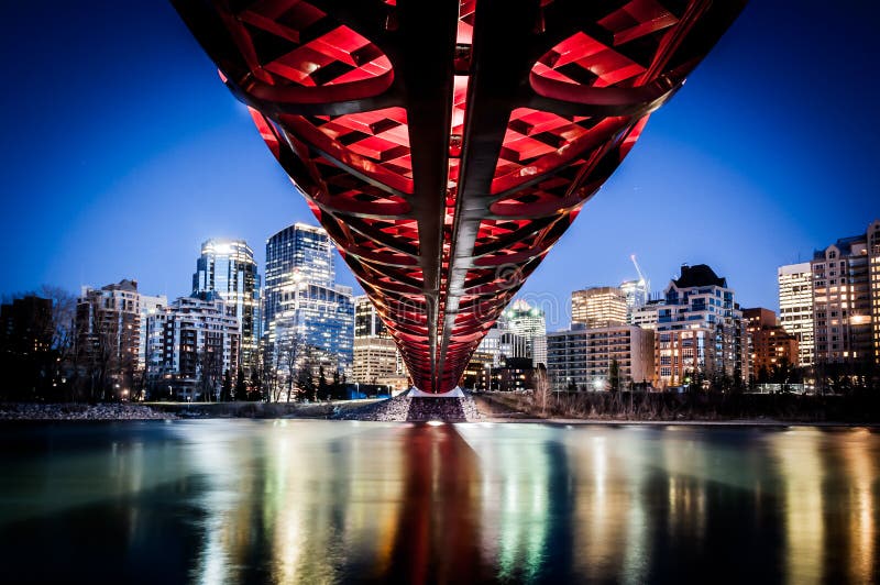 Ponte E Skyline Da Paz De Calgary Na Noite Foto Editorial - Imagem de ...