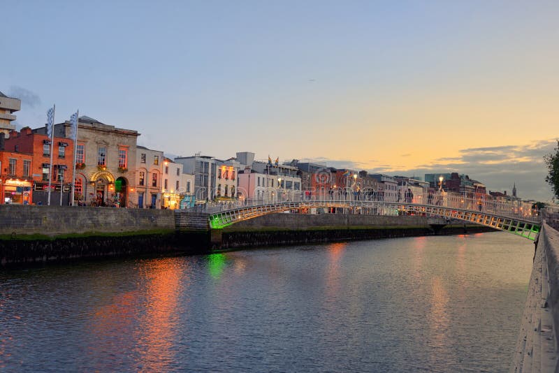 Ponte Em Dublin - Uma Ponte Pedestre 19 De Hapenny 06 2018 Foto de ...