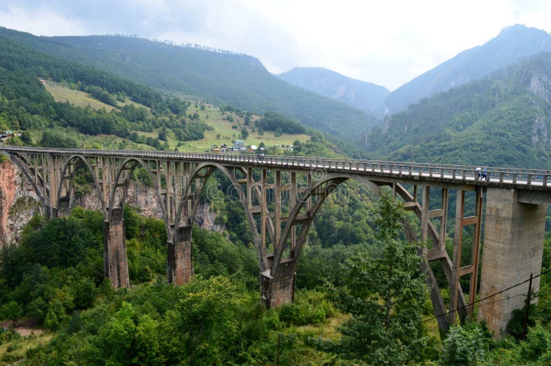 Ponte Grande Entre As Colinas Imagem de Stock - Imagem de monte, grande ...